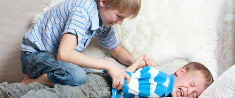 Comment se comporter face à un enfant agressif